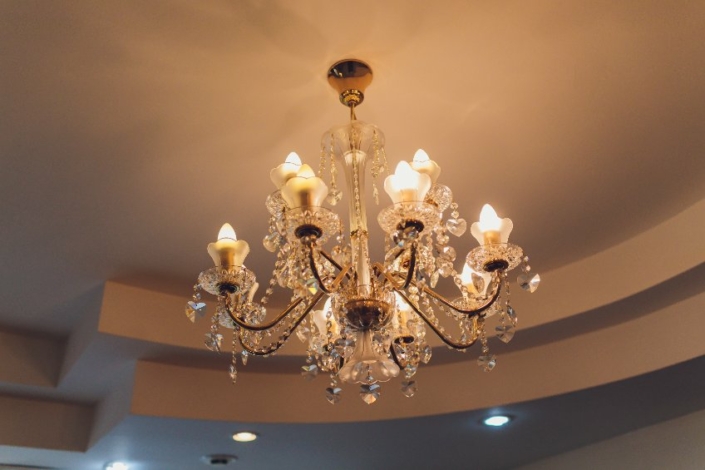 4 astuces pour réussir le choix de son lustre de maison - La Maison Vivante
